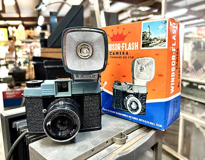 That satisfying moment when you find vintage technology with its original packaging—this Windsor Flash camera looks barely touched by time.