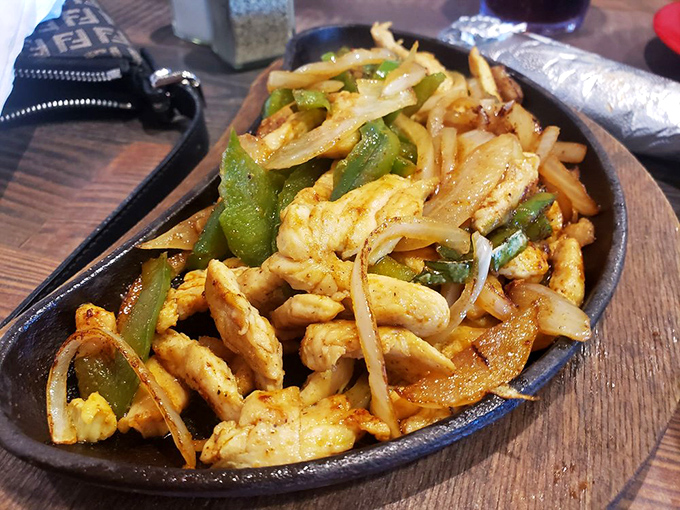 Sizzling chicken fajitas that announce their arrival with theatrical flair – the aroma alone is worth the trip to Gallipolis.