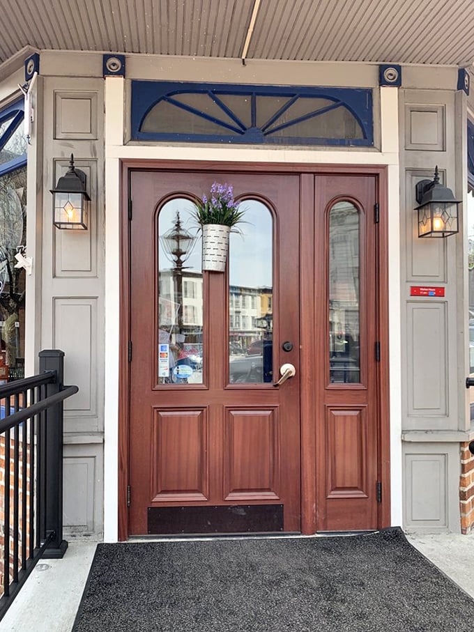 The welcoming entrance promises good things await inside – like a portal to a world where hunger pangs go to surrender unconditionally.