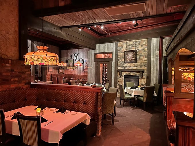 Part lodge, part gallery, all atmosphere – where Tiffany lamps and stone fireplaces create the perfect backdrop for beef.
