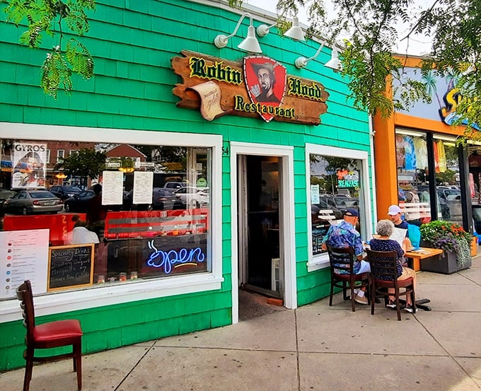 Sidewalk seating where you can people-watch the parade of beachgoers while diving into breakfast—a two-for-one entertainment special.