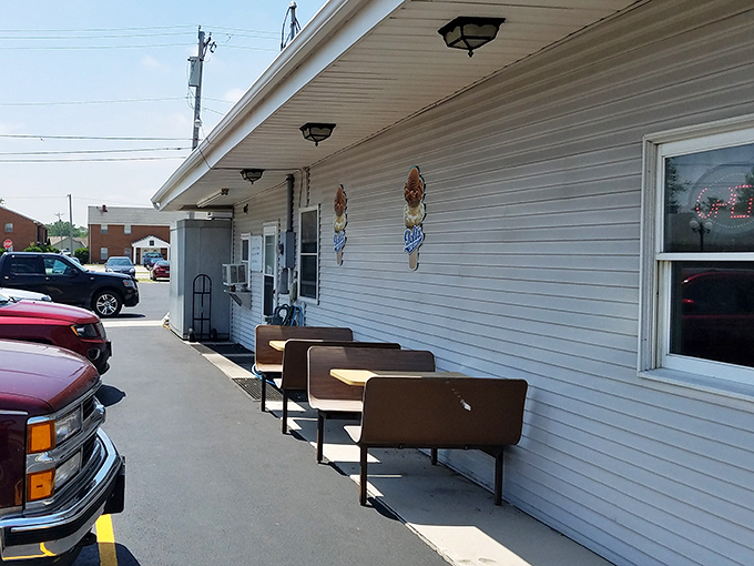Even the outdoor waiting area says "no rush"—these benches have witnessed countless conversations while hungry patrons wait for their turn inside.