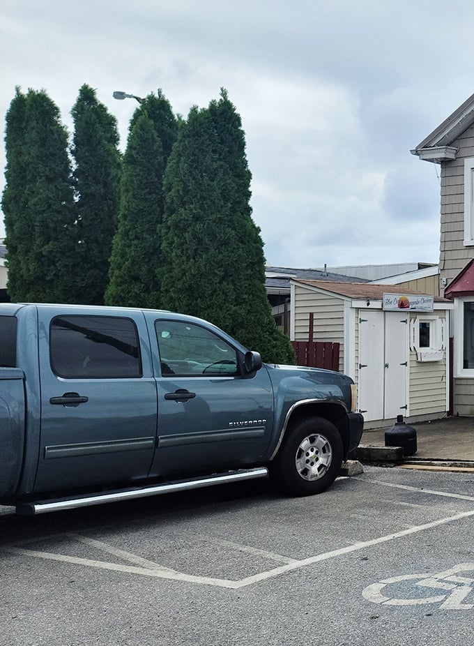 Even the parking lot has that "almost to the water" excitement—where the air smells like salt, Old Bay, and imminent seafood happiness.