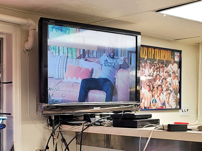 Entertainment stays casual and unobtrusive, letting conversations and great food take center stage naturally.