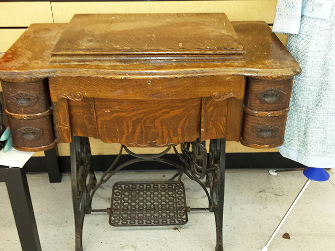 Not just a sewing table—a piece of American craftsmanship history. This Singer treadle base has survived a century of fashion trends.