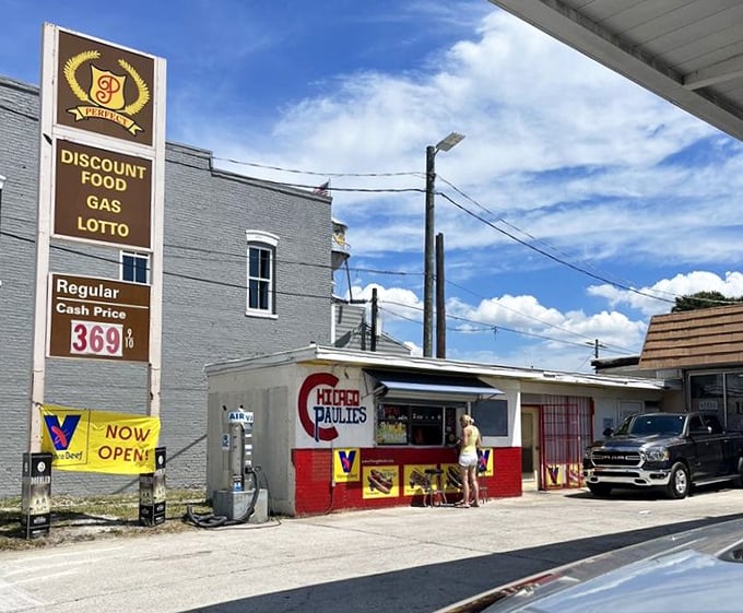 Tucked beside a gas station, this culinary gem proves once again that extraordinary food experiences often hide in the most ordinary places.