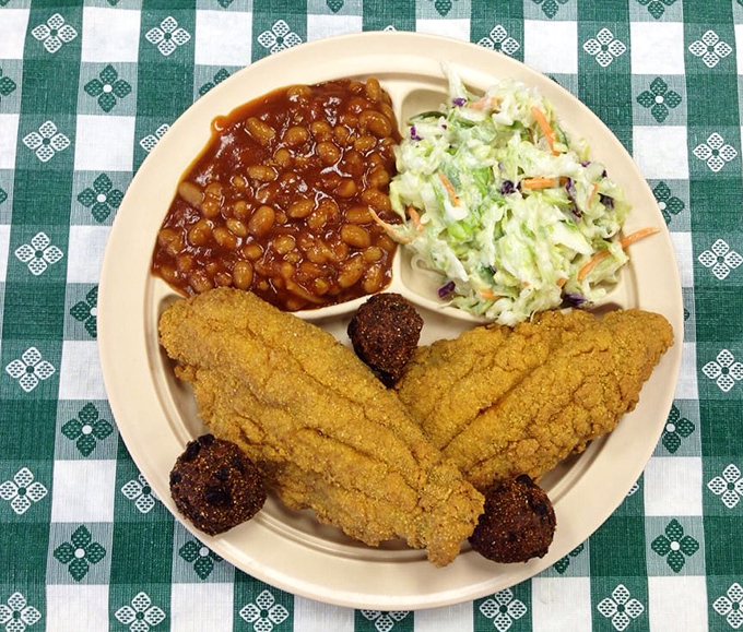 Cornmeal-crusted catfish with all the fixings – proof that Arkansas knows exactly what to do with what comes from its waters.