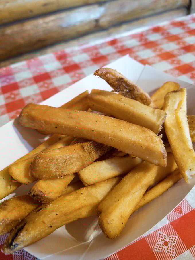 Golden, crispy fries – the perfect supporting actors in the barbecue drama unfolding on your plate.