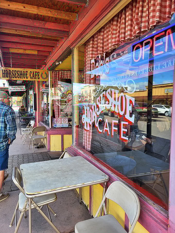 Sidewalk seating where you can watch Wickenburg wake up while diving into breakfast – the original reality show, no subscription required.