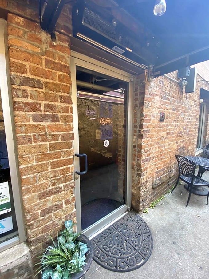 The side entrance: for those who already know the secret. Like finding platform 9¾, but with better refreshments waiting inside.