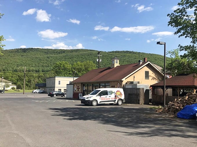 Nestled against Pennsylvania's rolling hills, Curt's picturesque setting adds a dash of natural beauty to your BBQ pilgrimage.