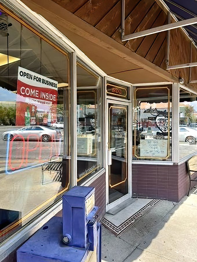 The entrance to breakfast nirvana. That "Come Inside" sign might be the best advice you'll get all day.