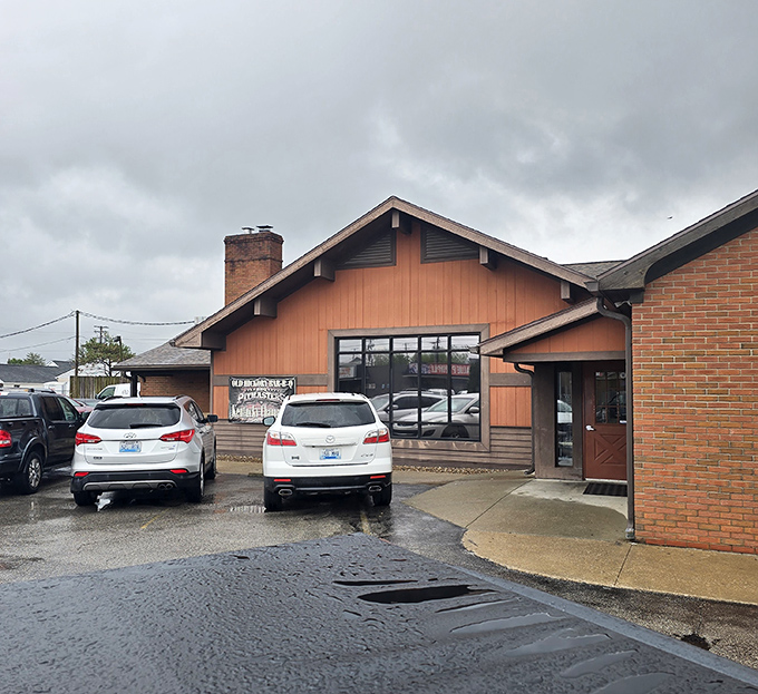Even on a rainy day, Old Hickory's welcoming exterior draws barbecue enthusiasts – proof that neither snow nor rain stays the course of true hunger.