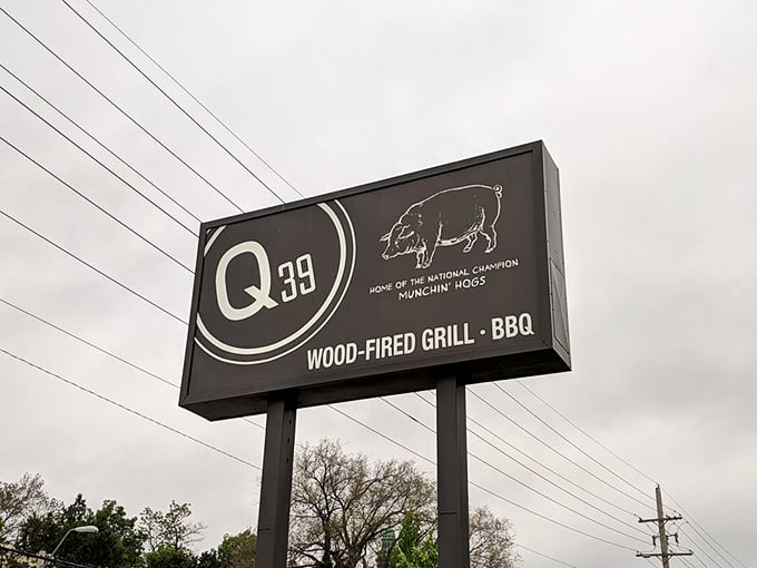 The roadside sign proudly announces "Home of the National Champion Munchin' Hogs" – a barbecue bat signal to serious meat enthusiasts everywhere.