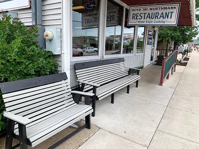 The waiting benches outside aren't just furniture—they're the starting line for one of Ohio's greatest culinary experiences.