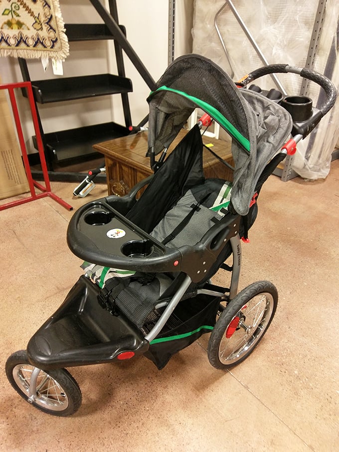 This gently used jogging stroller awaits its next family adventure—proof that baby gear doesn't have to break the bank.
