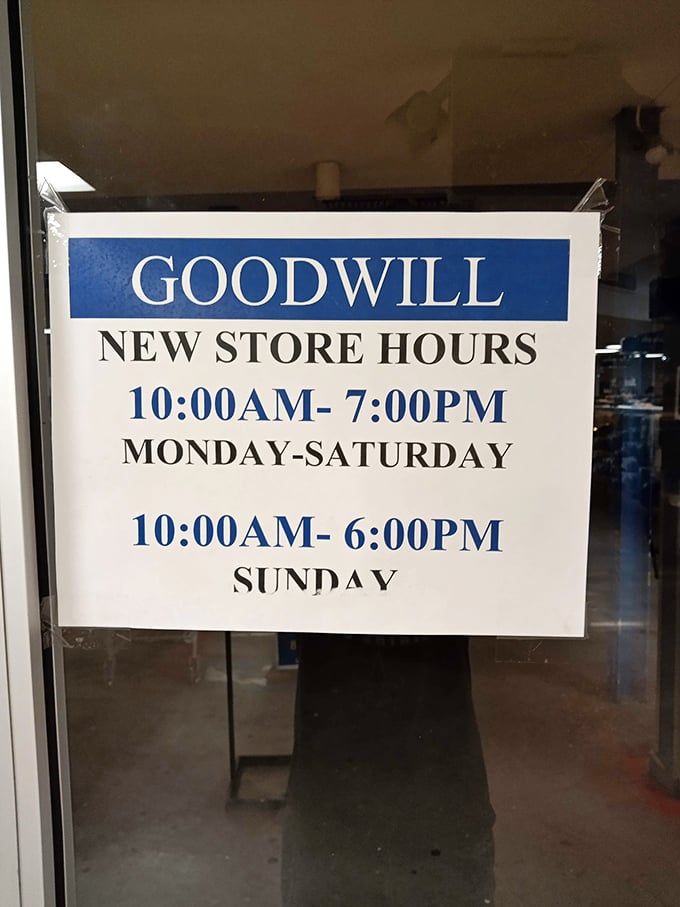 The store hours sign reveals the treasure hunting schedule – open seven days a week for maximum bargain-finding opportunities.