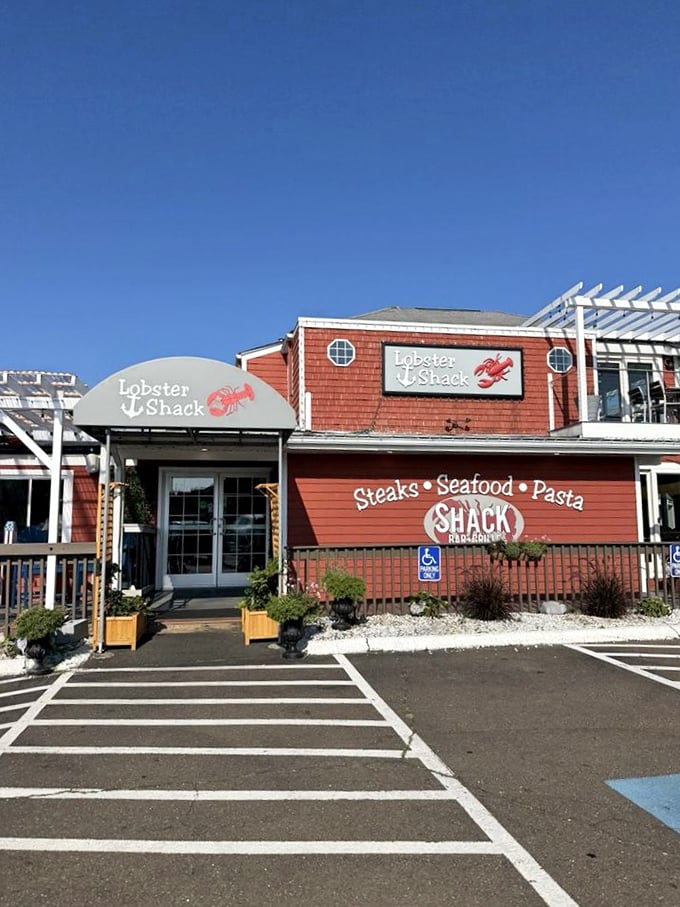The entrance promises seafood salvation for weary travelers. That curved awning isn't just architectural flair—it's a gateway to butter-drenched happiness. 
