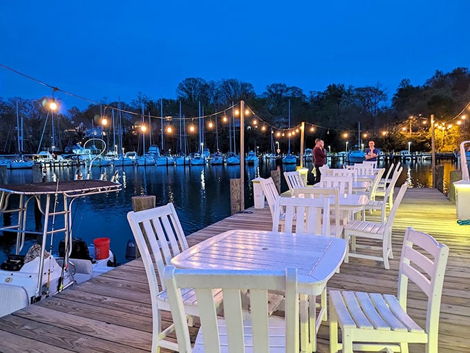 As twilight falls, the dock dining area transforms into a postcard come to life – string lights included, memories extra.