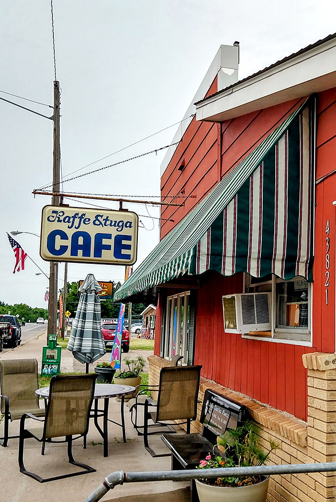 Fair weather brings the option of outdoor seating—where Highway 61 provides the background music to your Swedish pancake symphony.
