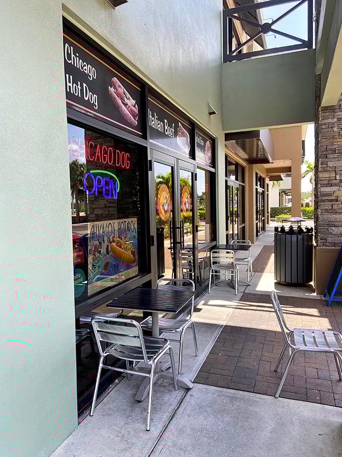 The outdoor seating area – where you can enjoy your Italian beef while contemplating the strange beauty of eating Chicago food under palm trees.