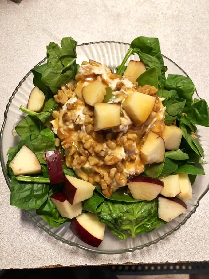 A fresh spinach salad with apples and walnuts proves diners can do light fare too. Though let's be honest—you're probably here for the gravy.