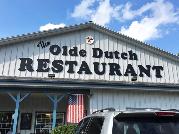 Proudly flying the American flag alongside that iconic sign—because apple pie, comfort food, and small-town charm are as American as it gets.