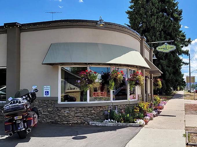 Sometimes the best breakfast spots hide behind the most unassuming facades, like culinary diamonds in the rough.
