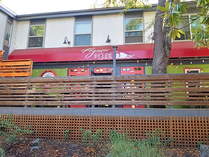 That red and green exterior isn't just eye candy – it's a promise of pizza perfection waiting inside.