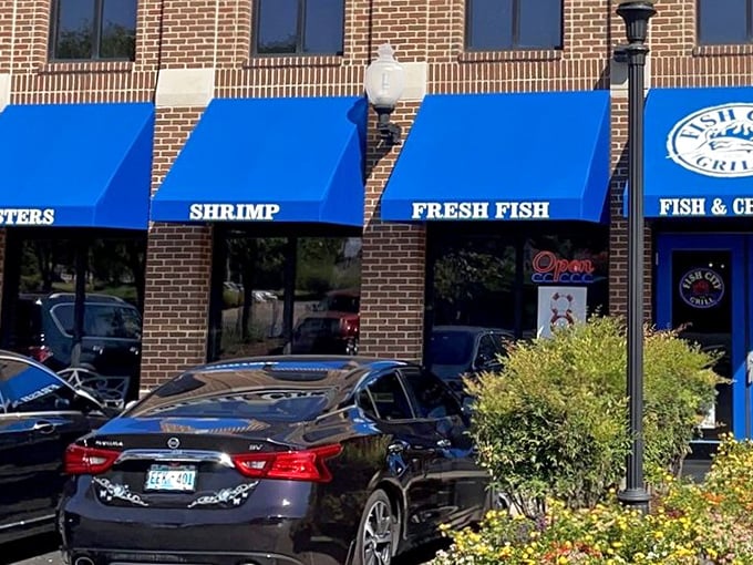 The "FRESH FISH" sign isn't kidding around. This place is to seafood what Sinatra was to swing – simply the real deal.