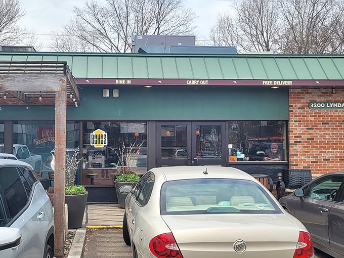 Where Minnesota nice meets pizza perfection – that cozy storefront promises comfort food that hugs your soul on a cold winter day.