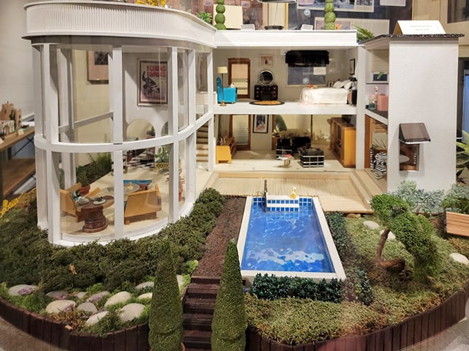 This modernist mini-mansion with its azure swimming pool makes me wonder if somewhere, tiny celebrities are hosting microscopic cocktail parties by that water.