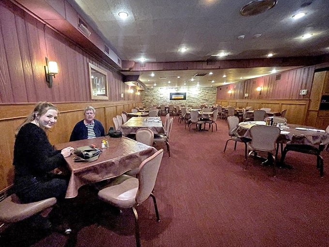 Wood paneling, proper tablecloths, and just-right lighting – the dining room at Wiederholt's is where time slows down and conversations flow freely.