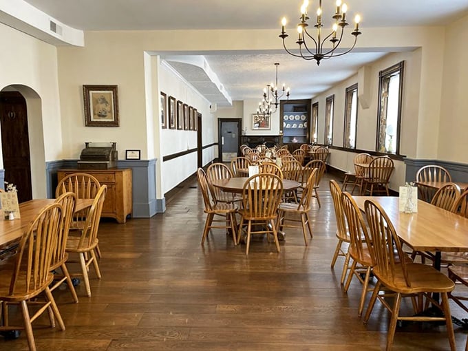 Step inside and travel back in time – Windsor chairs, polished wood floors, and period chandeliers create an atmosphere where history feels comfortably at home.