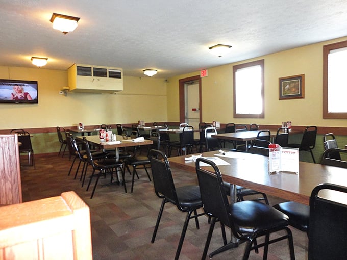 Simple tables, practical chairs – White House Chicken puts every resource into what matters most: that glorious bird on your plate.