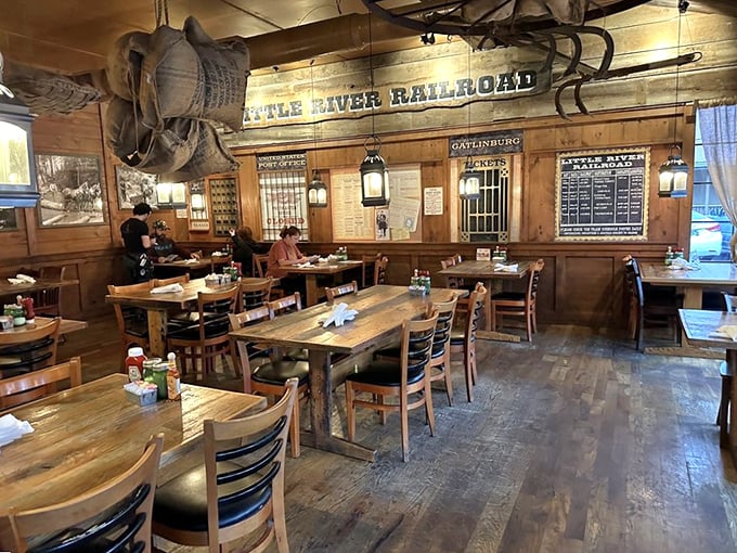 Wooden beams, railroad memorabilia, and tables built for serious eating – this isn't decoration, it's a breakfast philosophy. 