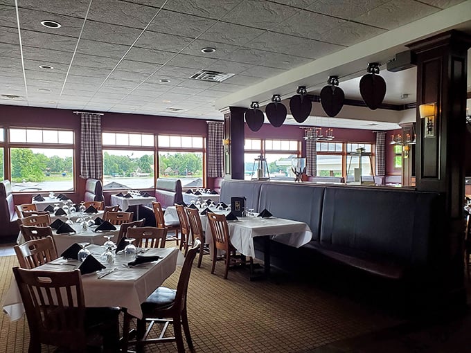 White tablecloths, lake views, and comfortable chairs—the dining room trifecta that says "stay awhile" without saying a word.