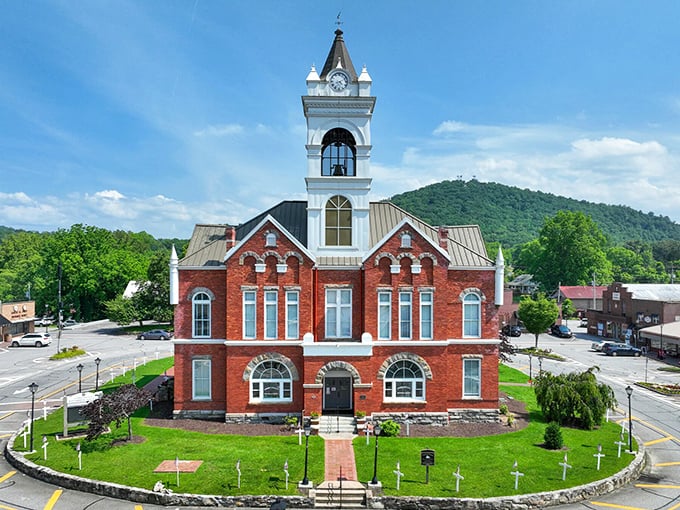 Architectural elegance meets small-town pride in this postcard-perfect courthouse, where time seems to move at its own gentle mountain pace.