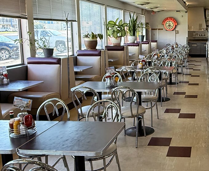 Classic chrome, checkerboard floors, and cozy booths – stepping into the Owl Cafe is like walking straight into 1955.