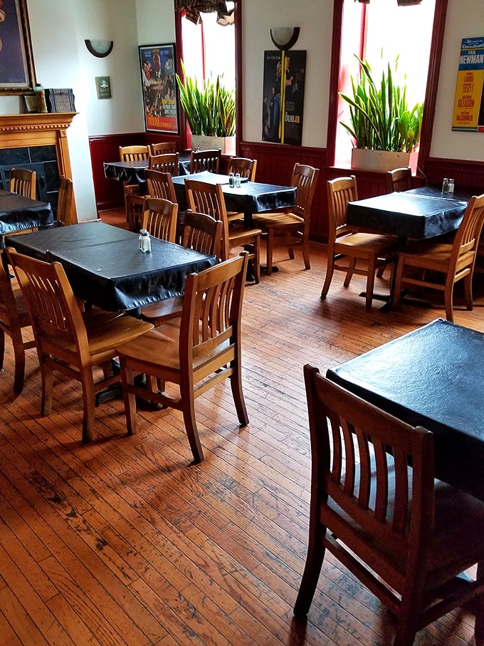Warm wooden floors, classic movie posters, and cozy tables create that rare atmosphere where you feel instantly at home.