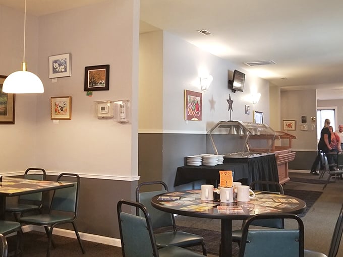 Simple, comfortable, and unpretentious—RJ's interior feels like the dining room of that favorite aunt who always fed you too well.