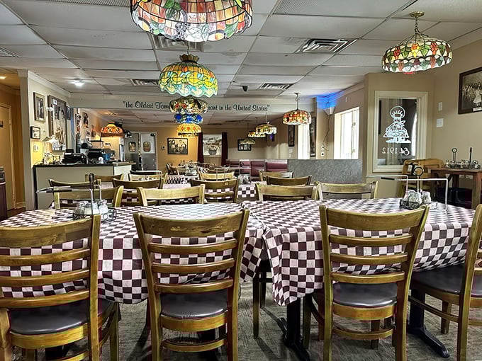 Those stained-glass Tiffany-style lamps aren't just decoration—they're time machines. Classic checkered tablecloths complete the Italian-American dining experience that's increasingly rare today.