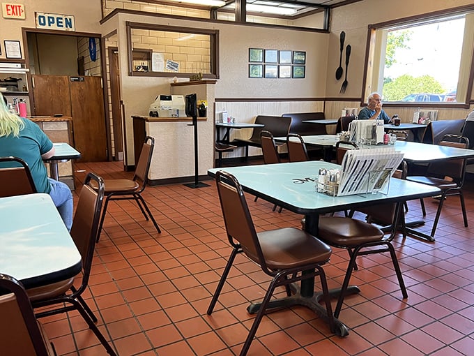 Classic diner simplicity at its finest – mint-green tables, terra cotta floors, and not an edison bulb in sight. Just honest comfort.