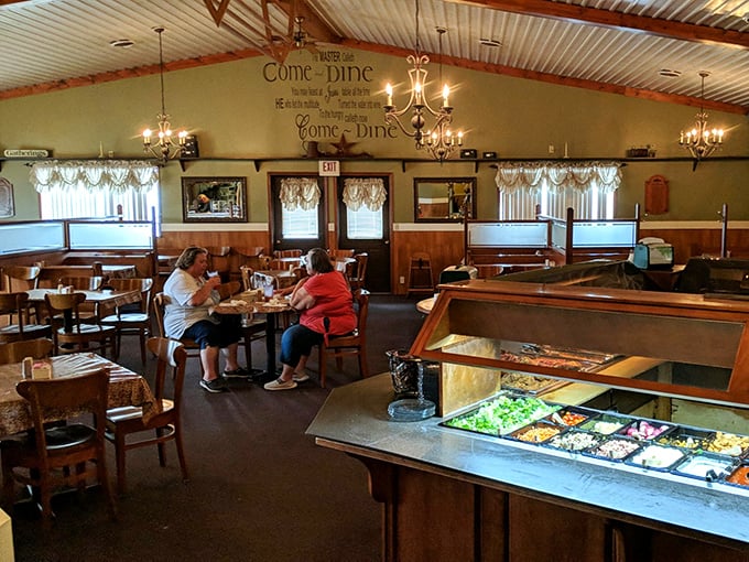 Chandeliers and "Come Dine" wall art create an atmosphere that says, "Yes, we're serious about comfort food" without a hint of pretension.