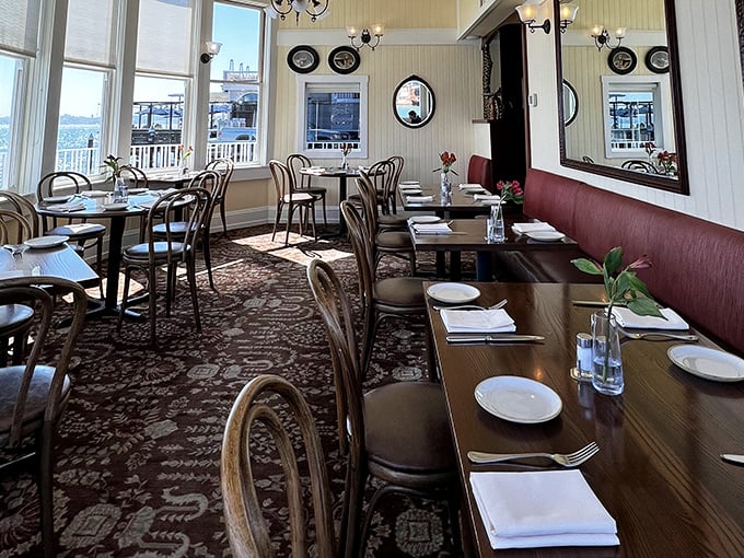 Bentwood chairs, crisp tablecloths, and nautical mirrors create the perfect setting for seafood indulgence—elegant without the stuffiness.