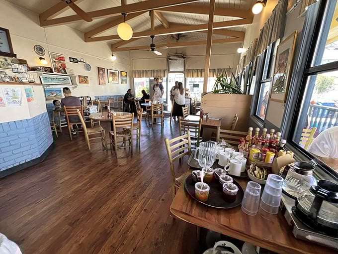 Wooden beams, local art, and that unmistakable buzz of happy diners—Linda's interior feels like breakfast at your coolest friend's beach house.