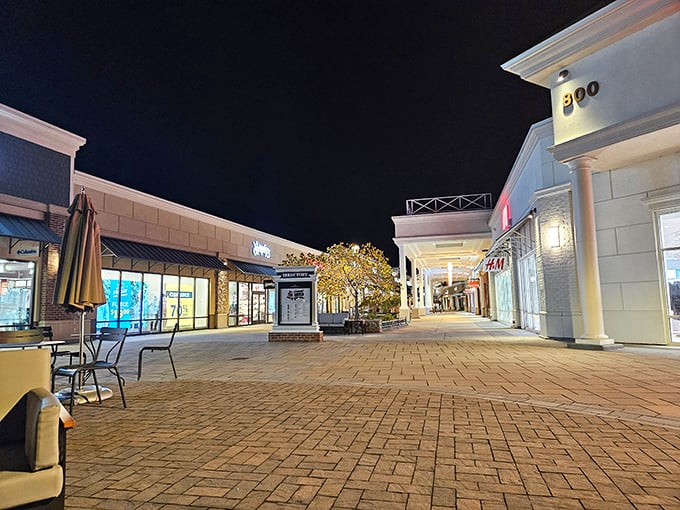 When night falls, the outlet transforms into an elegant promenade of possibilities, illuminated pathways guiding you to your next great find.