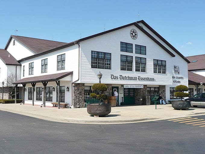 Das Dutchman Essenhaus stands proud in Middlebury, a white beacon of butter-laden promise that beckons hungry travelers from miles around.