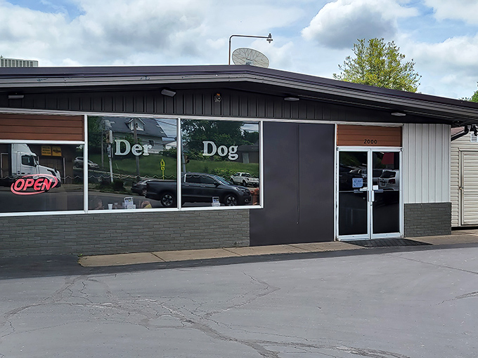 Der Dog Haus doesn't need fancy frills – just like how the best songs don't need autotune to hit all the right notes.
