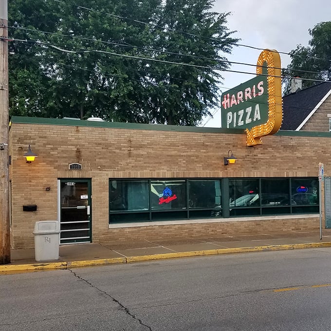 That vintage Harris Pizza sign has been pointing the way to happiness since before bell-bottoms were cool.